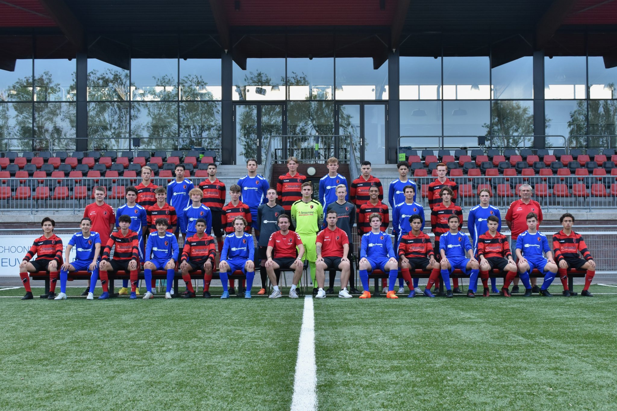Lever een teamfoto voor de presentatiegids voor zondag 11 september in ...