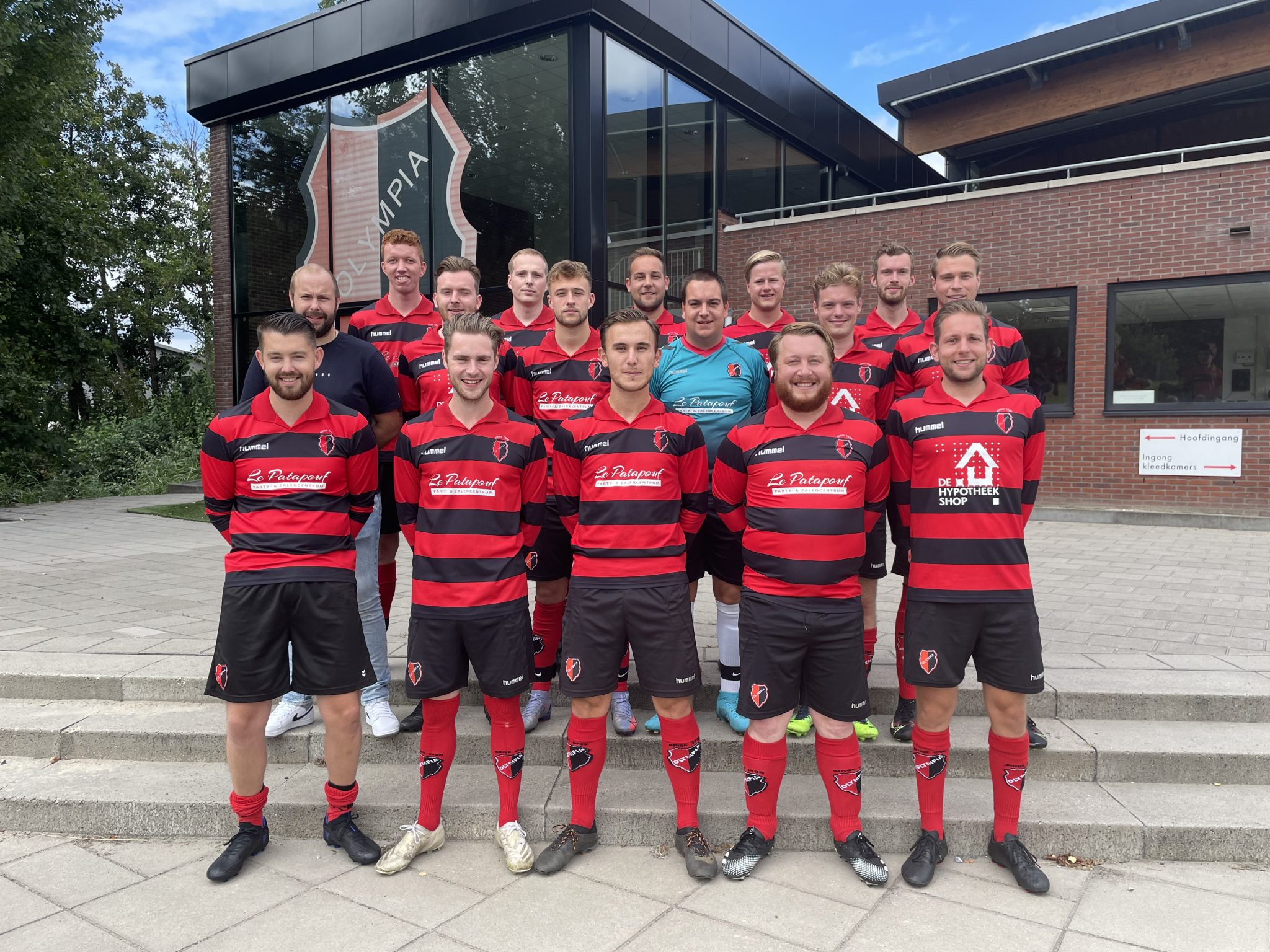 Lever een teamfoto voor de presentatiegids voor zondag 11 september in ...